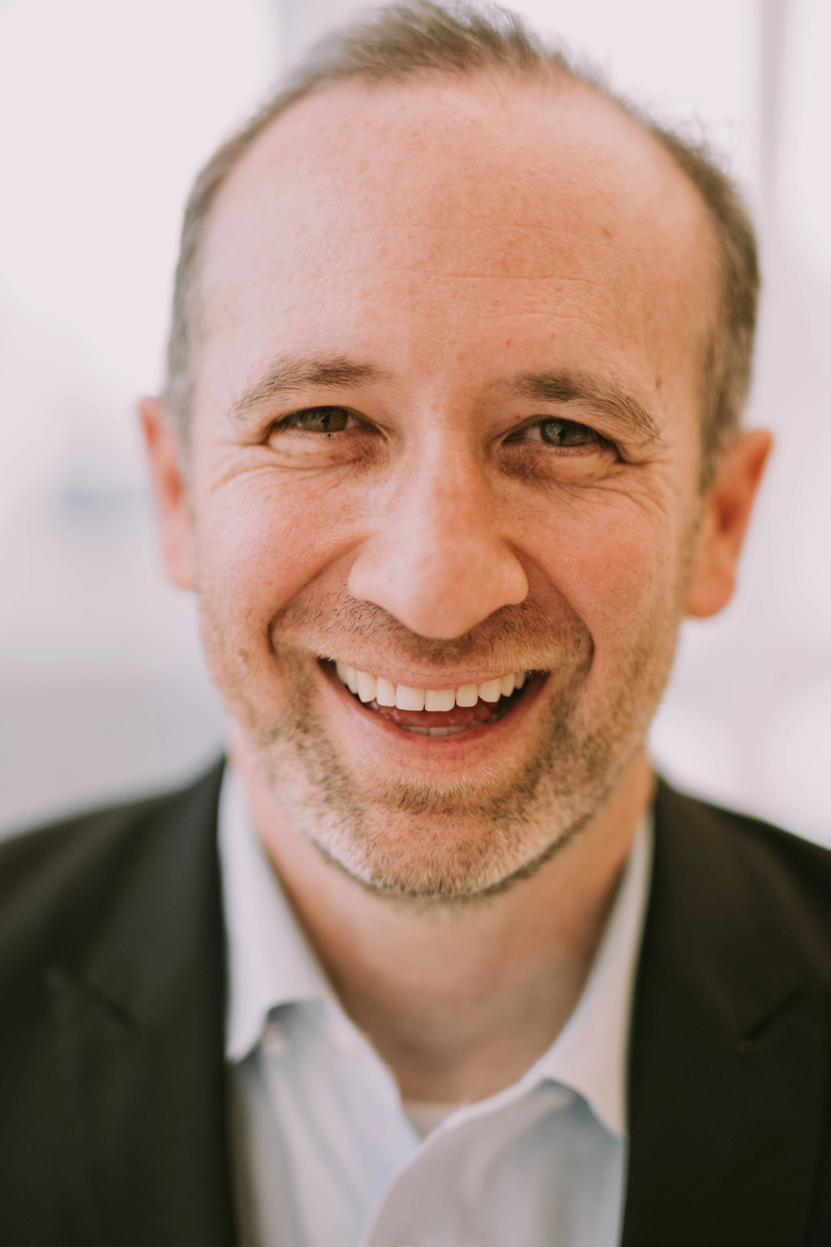 What Photos Attract Girls on Tinder (12 Picks)